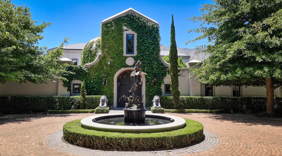 Chas Everitt International Property Group | Luxury Portfolio