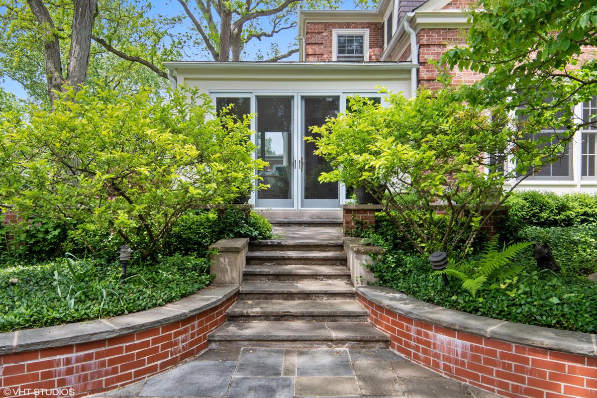 COUNTRY LIVING ABUTTING OPEN LANDS | Illinois Luxury Homes | Mansions ...