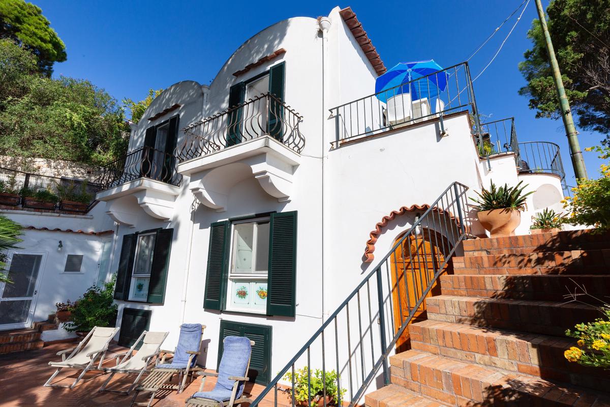 BEAUTIFUL VILLA IN CAPRI OVERLOOKING THE SEA | Italy Luxury Homes ...