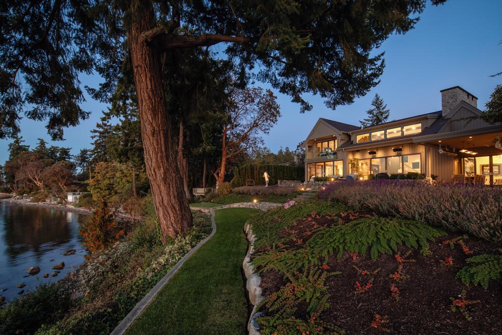 STUNNING WATERFRONT HOME IN CANADA | British Columbia Luxury Homes ...